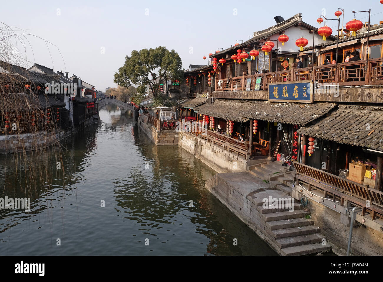 The Chinese architecture and buildings lining the water canals to ...