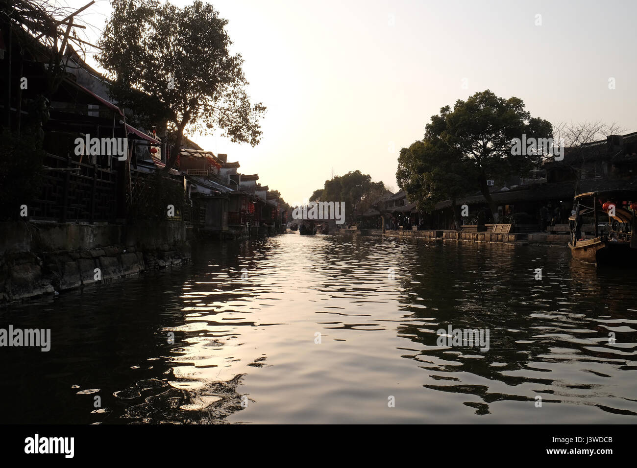 The Chinese architecture and buildings lining the water canals to ...
