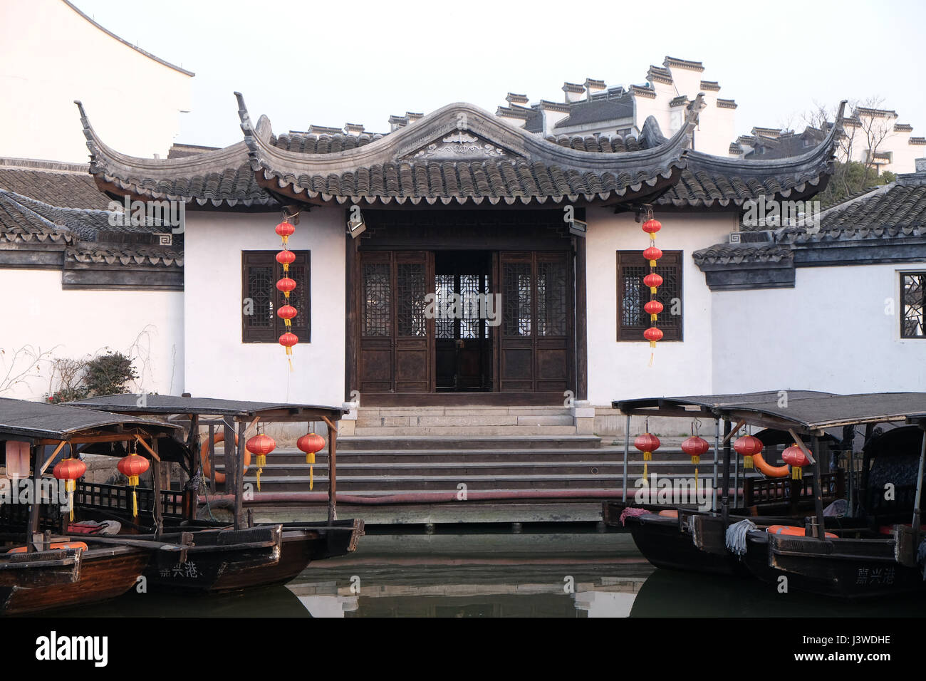The Chinese architecture and buildings lining the water canals to ...