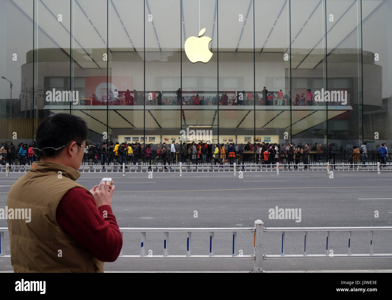 Apple store staircase hi-res stock photography and images - Alamy