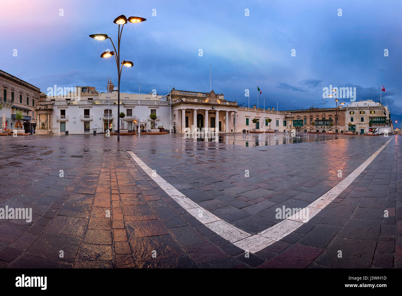 Valletta st george square hi-res stock photography and images - Alamy