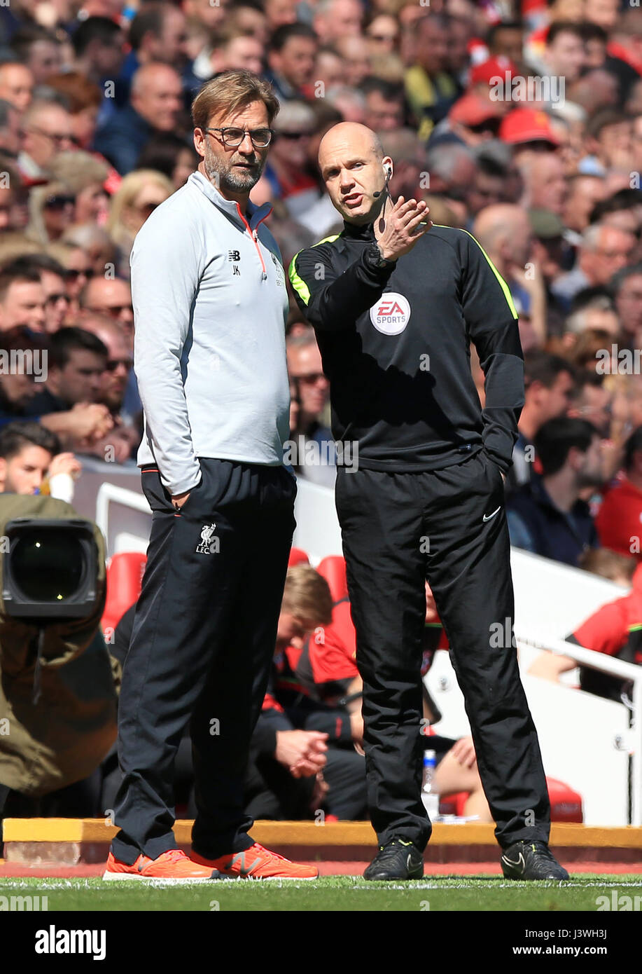 Liverpool manager Jurgen Klopp on the touchline during the Premier ...