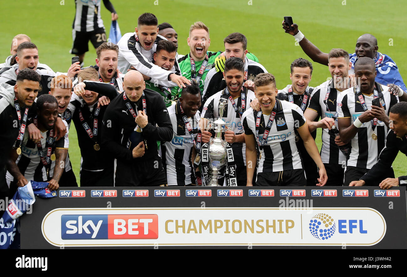 Newcastle united players celebrate hi-res stock photography and images ...