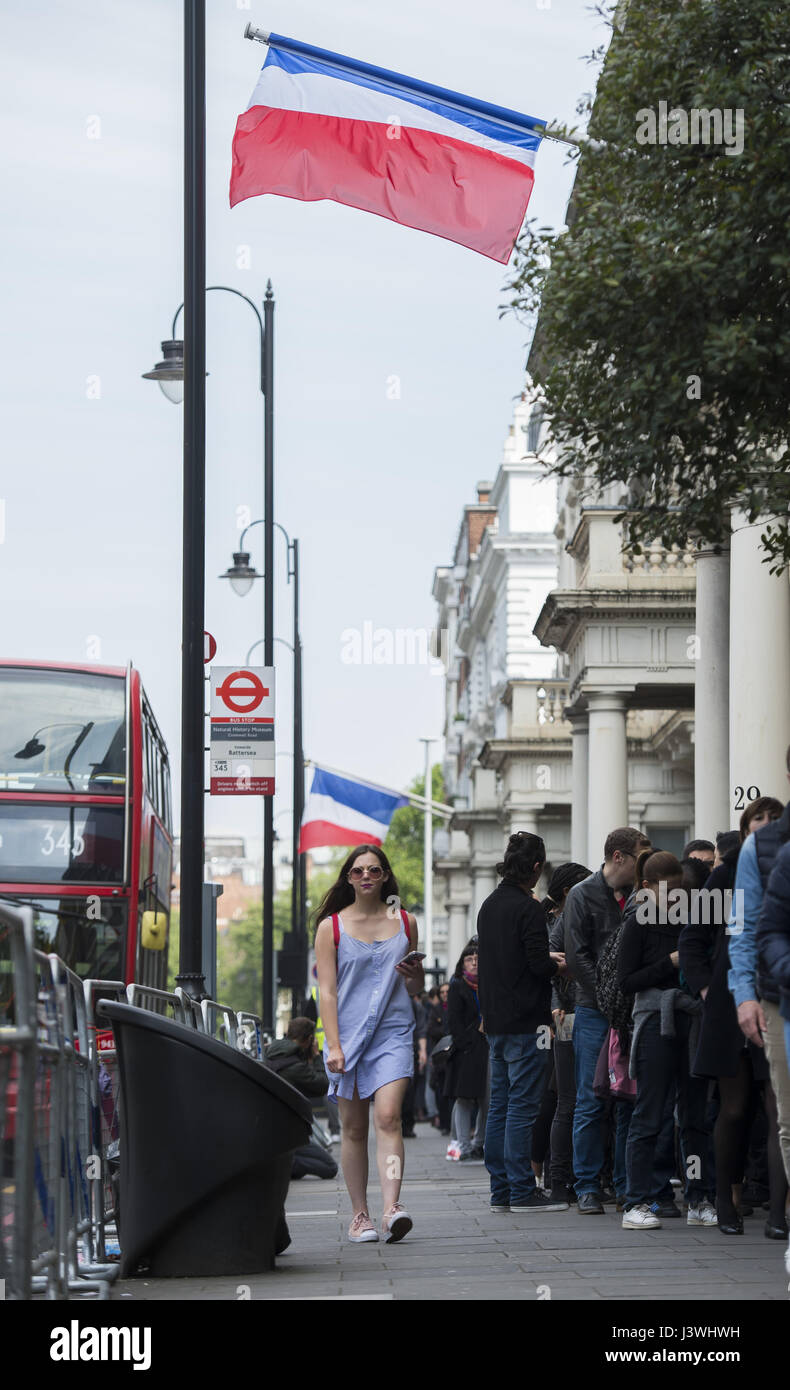 Polling station queue and uk hi-res stock photography and images - Alamy
