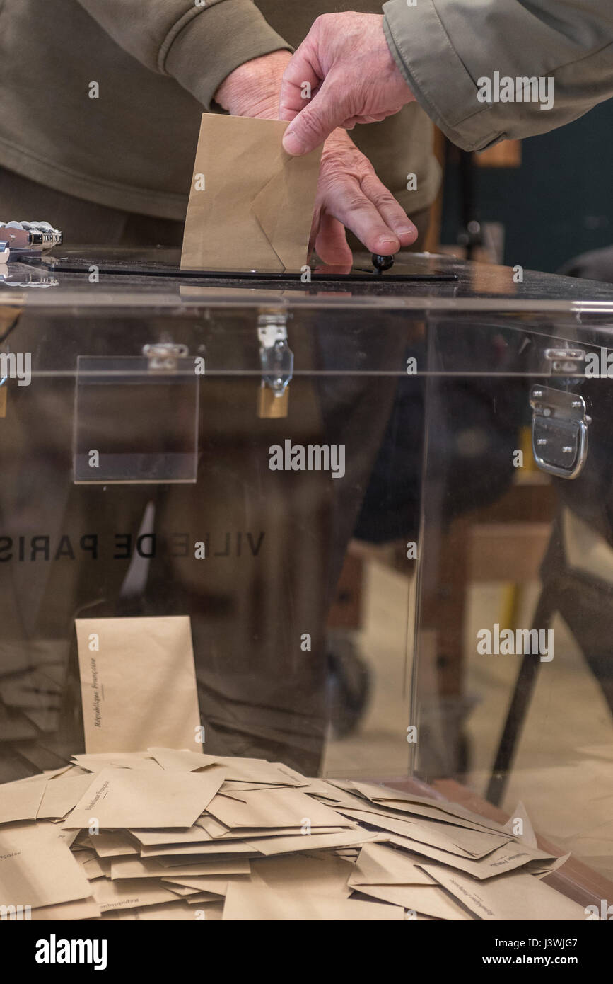 Voting hands ballot box hi-res stock photography and images - Alamy