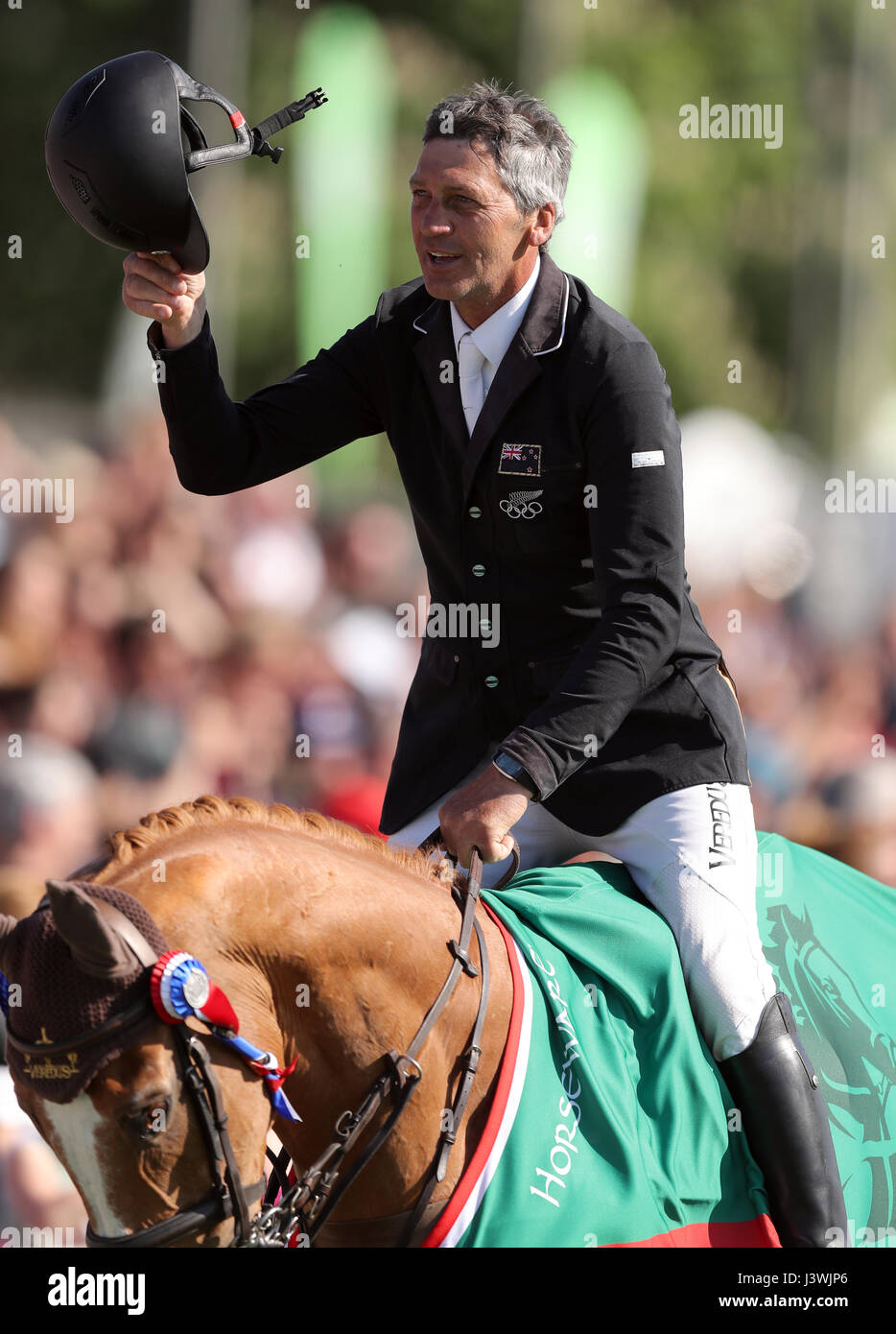 New Zealand's Andrew Nicholson on Nereo acknowledges the crowd as he ...