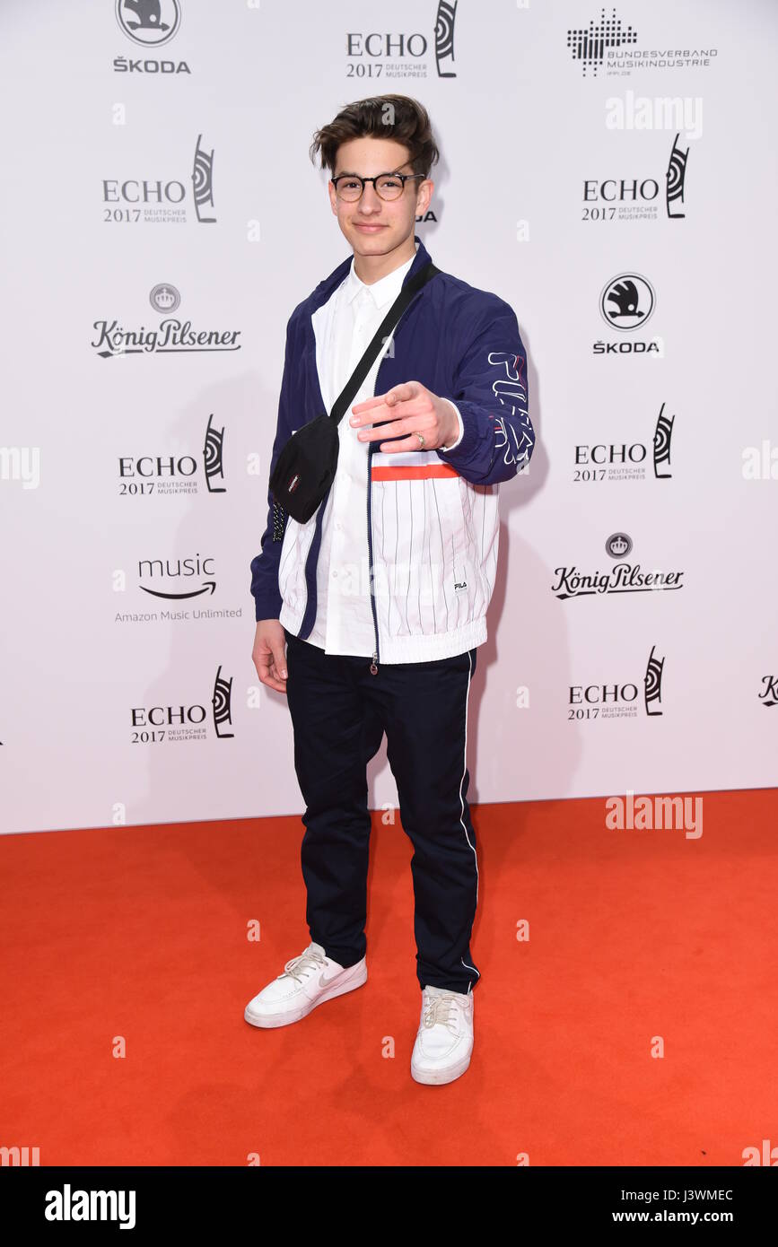Noah levi hi-res stock photography and images - Alamy