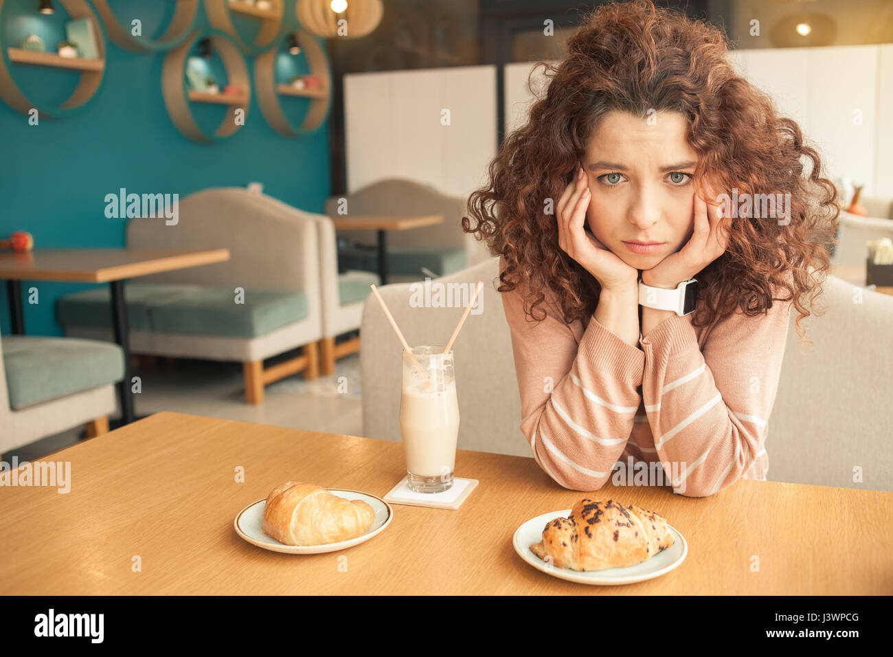 Woman alone bar sad hi-res stock photography and images - Alamy