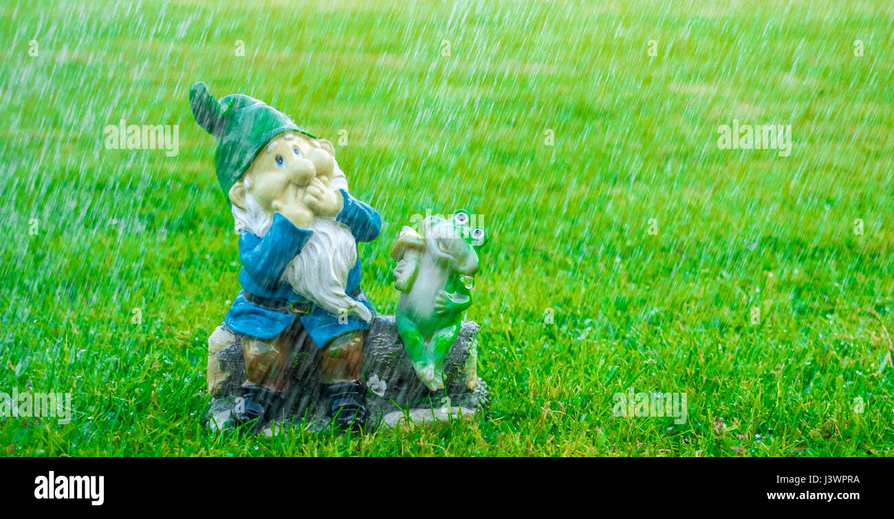 Gnome in the rain Stock Photo - Alamy