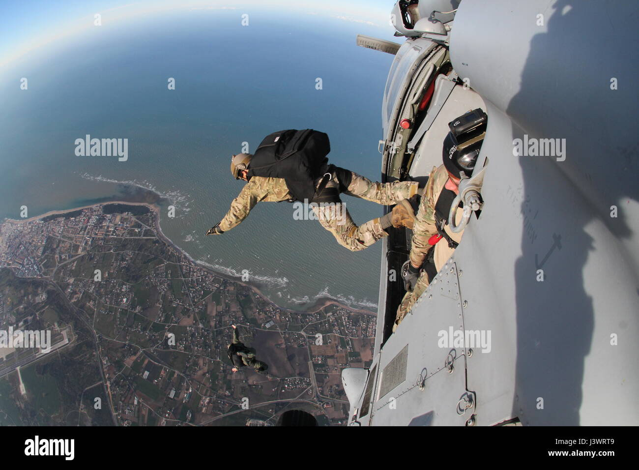 U.S. and Spanish Special Force commandos conduct paradrop training ...