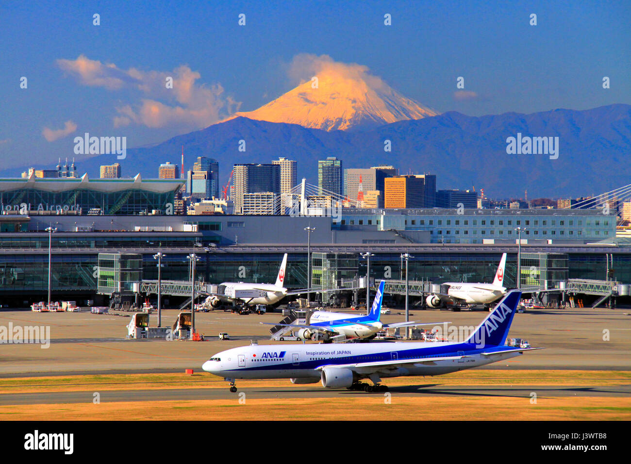 Mount Fuji View from Haneda Airport Ota Tokyo Japan Stock Photo - Alamy