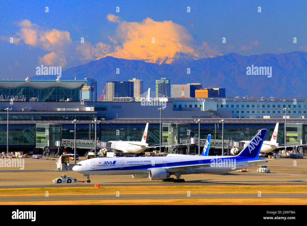 Mount Fuji View from Haneda Airport Ota Tokyo Japan Stock Photo - Alamy