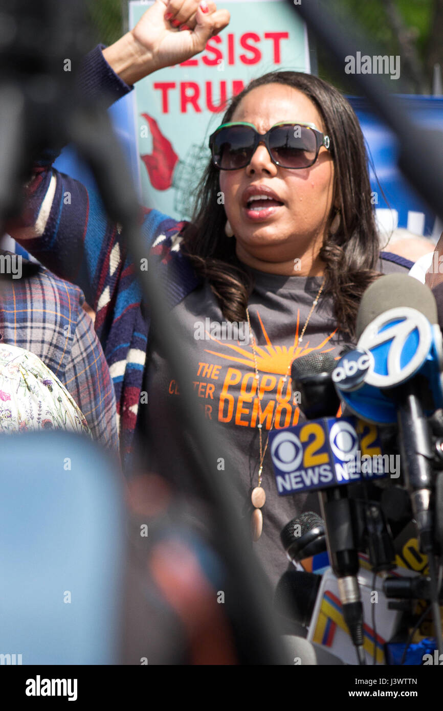 Anti trump protests new hi-res stock photography and images - Alamy