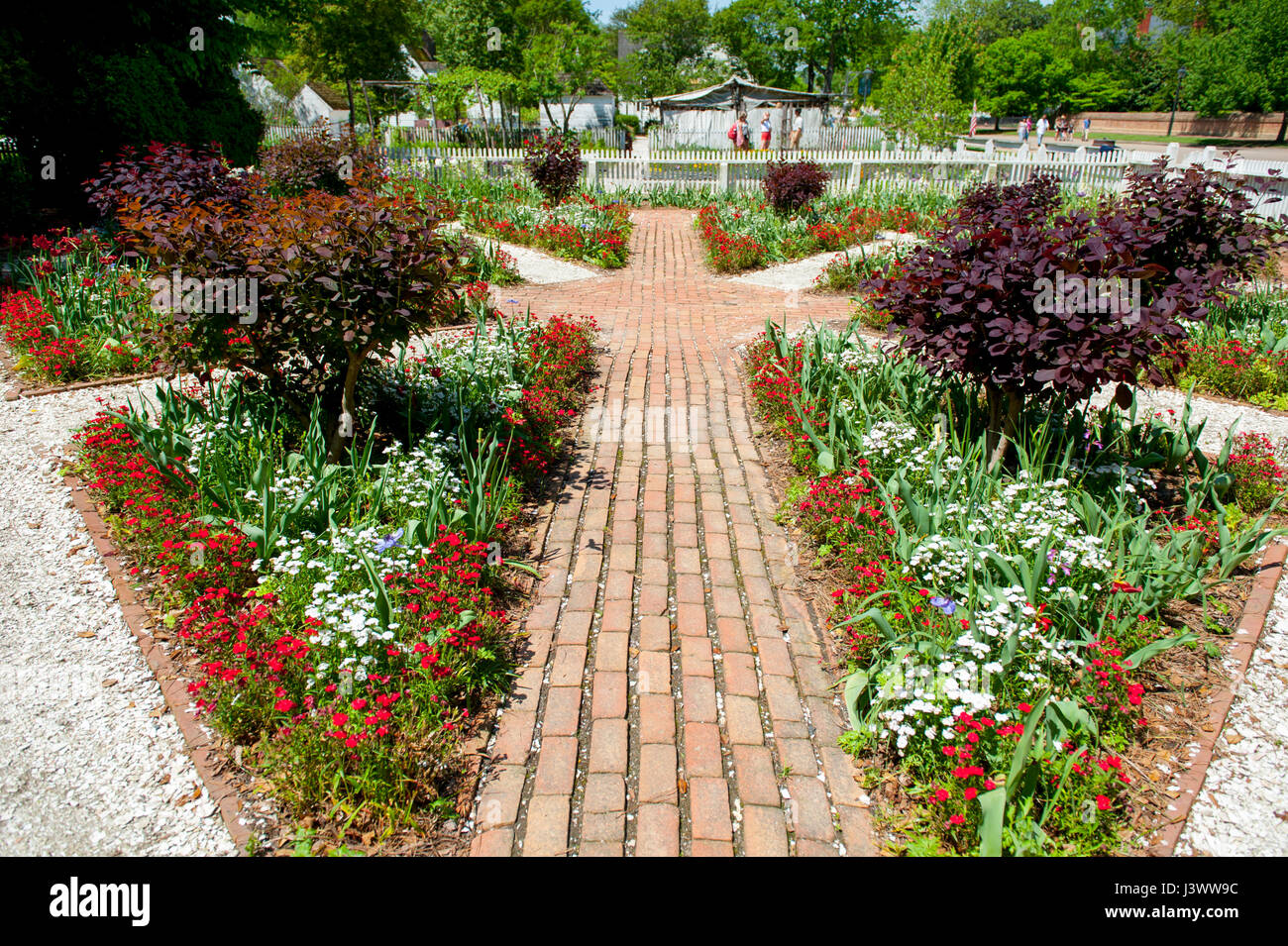 USA Virginia VA Colonial Williamsburg Spring gardens Stock Photo - Alamy