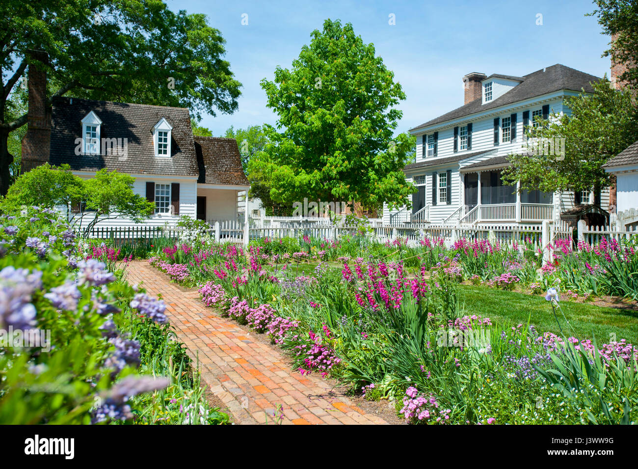 USA Virginia VA Colonial Williamsburg Spring gardens Stock Photo - Alamy
