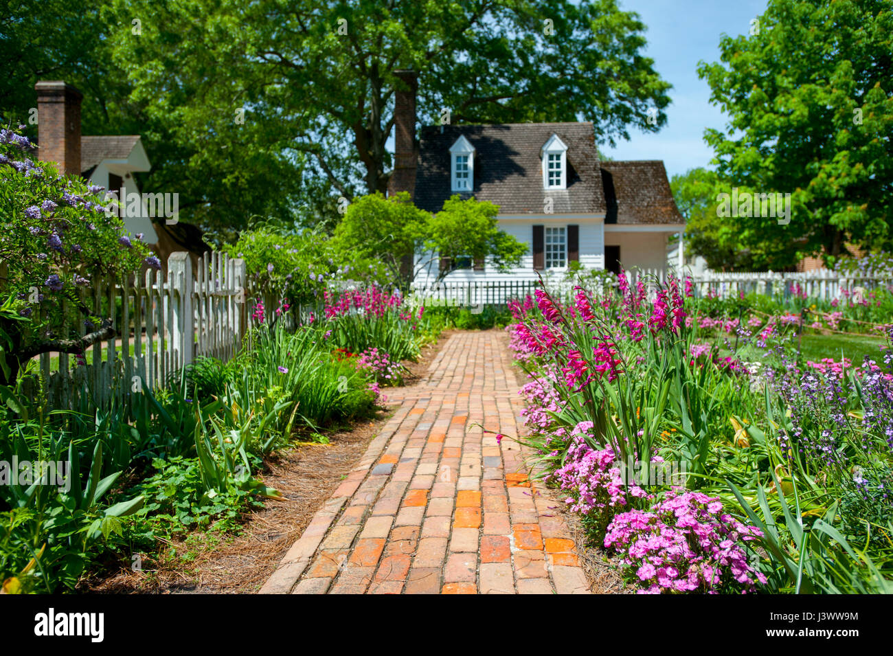 USA Virginia VA Colonial Williamsburg Spring gardens Stock Photo - Alamy