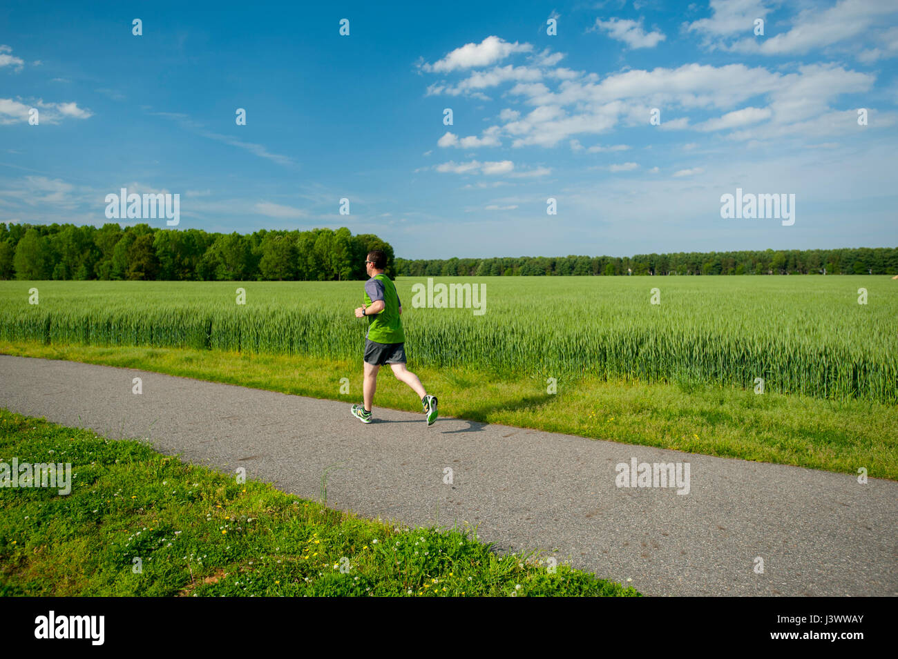 Lone runner hi-res stock photography and images - Alamy
