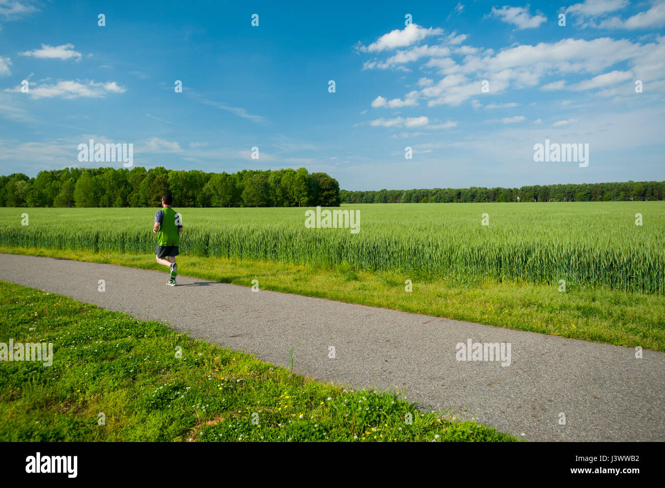 Lone runner hi-res stock photography and images - Alamy