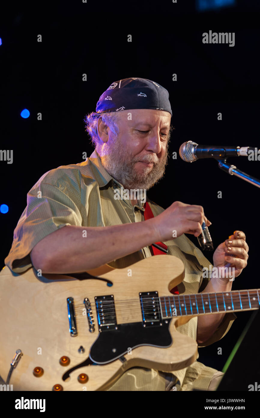 Peter Green, founder of Fleetwood Mac is noted as one of the "Greatest ...