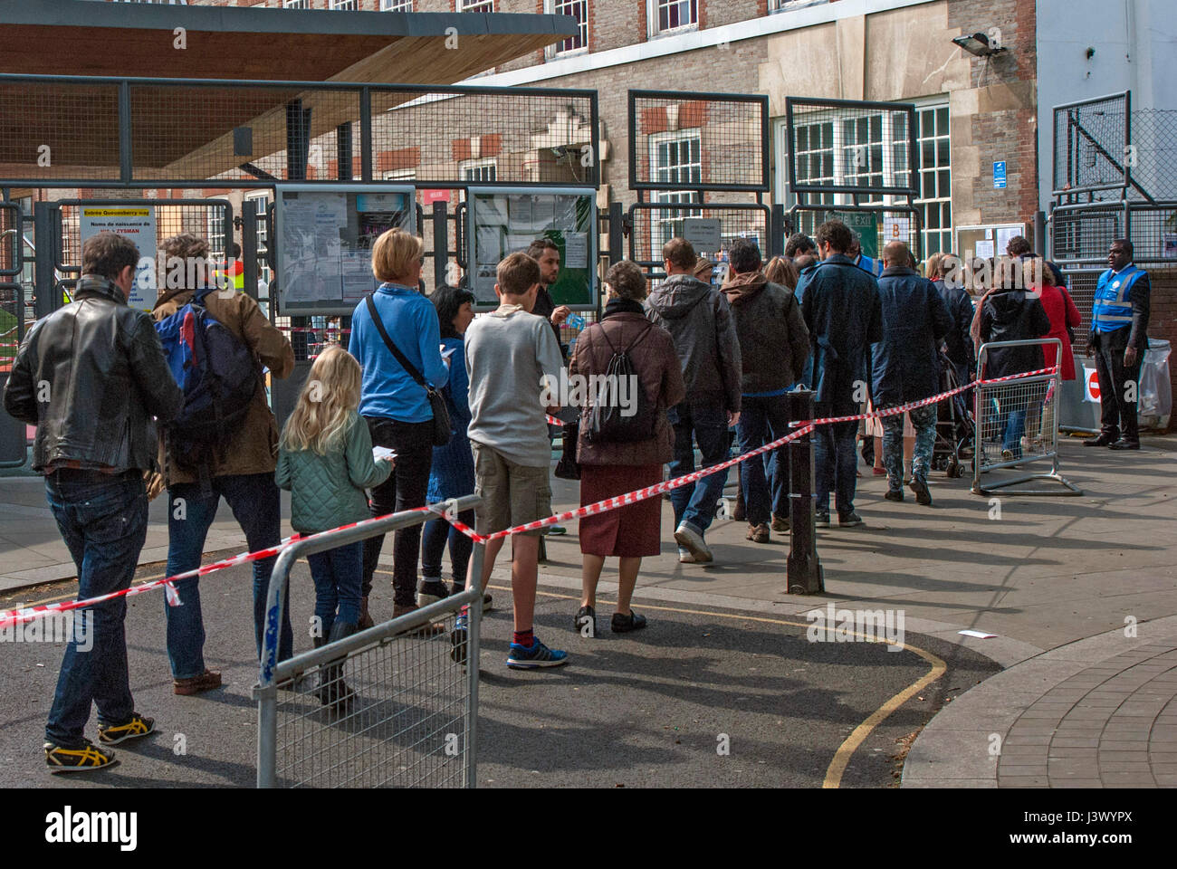 London, UK. 07th May, 2017. Long queues and strict security at the ...
