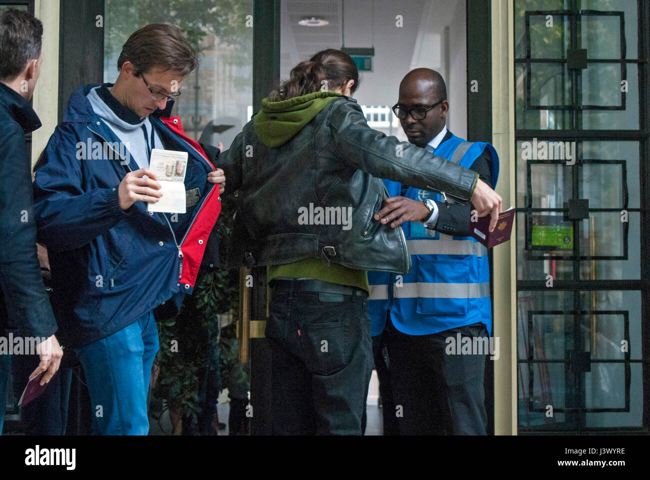 Voting Queues High Resolution Stock Photography and Images - Alamy