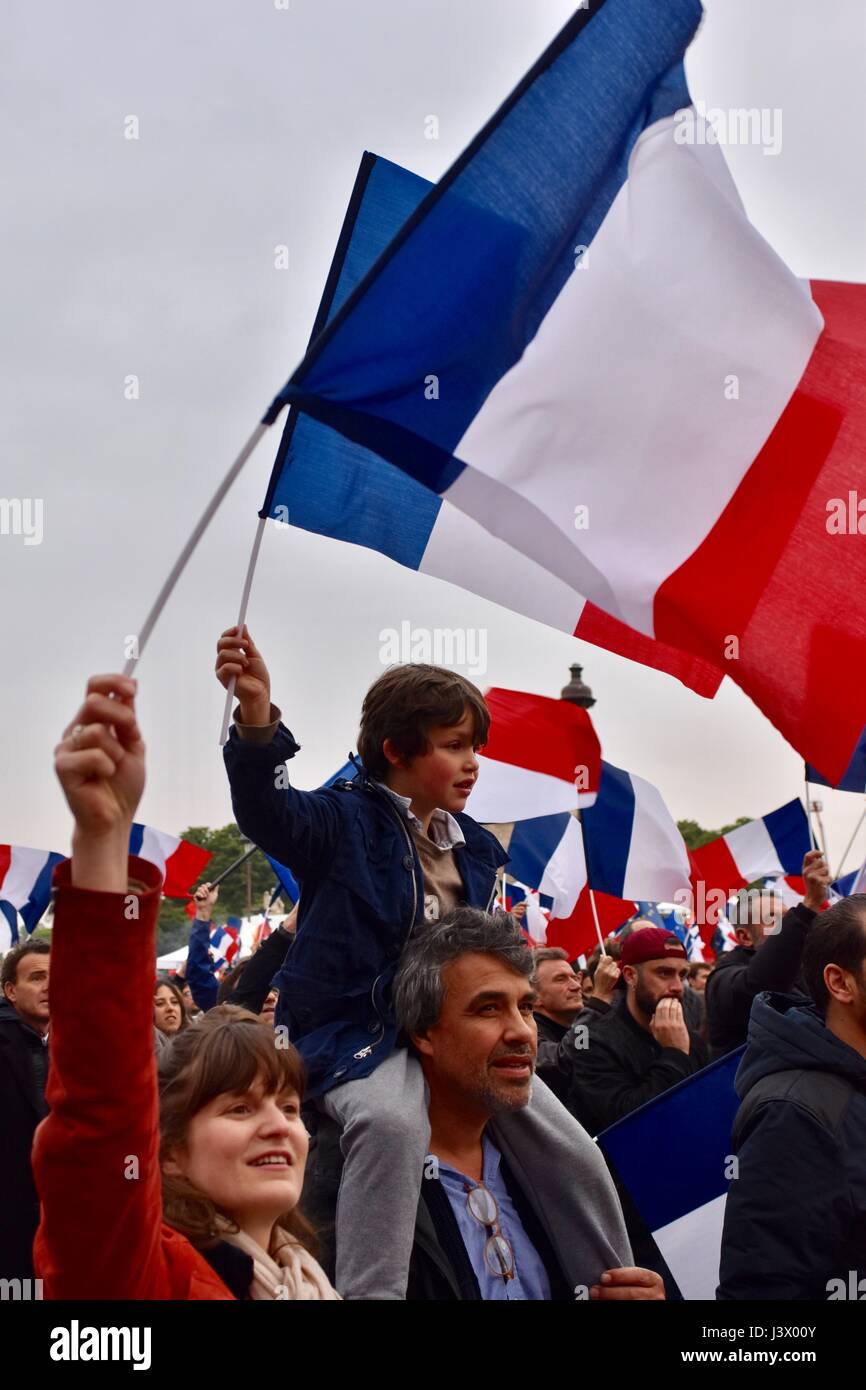 Paris, France. 7th May, 2017. People gather to watch a live of French ...