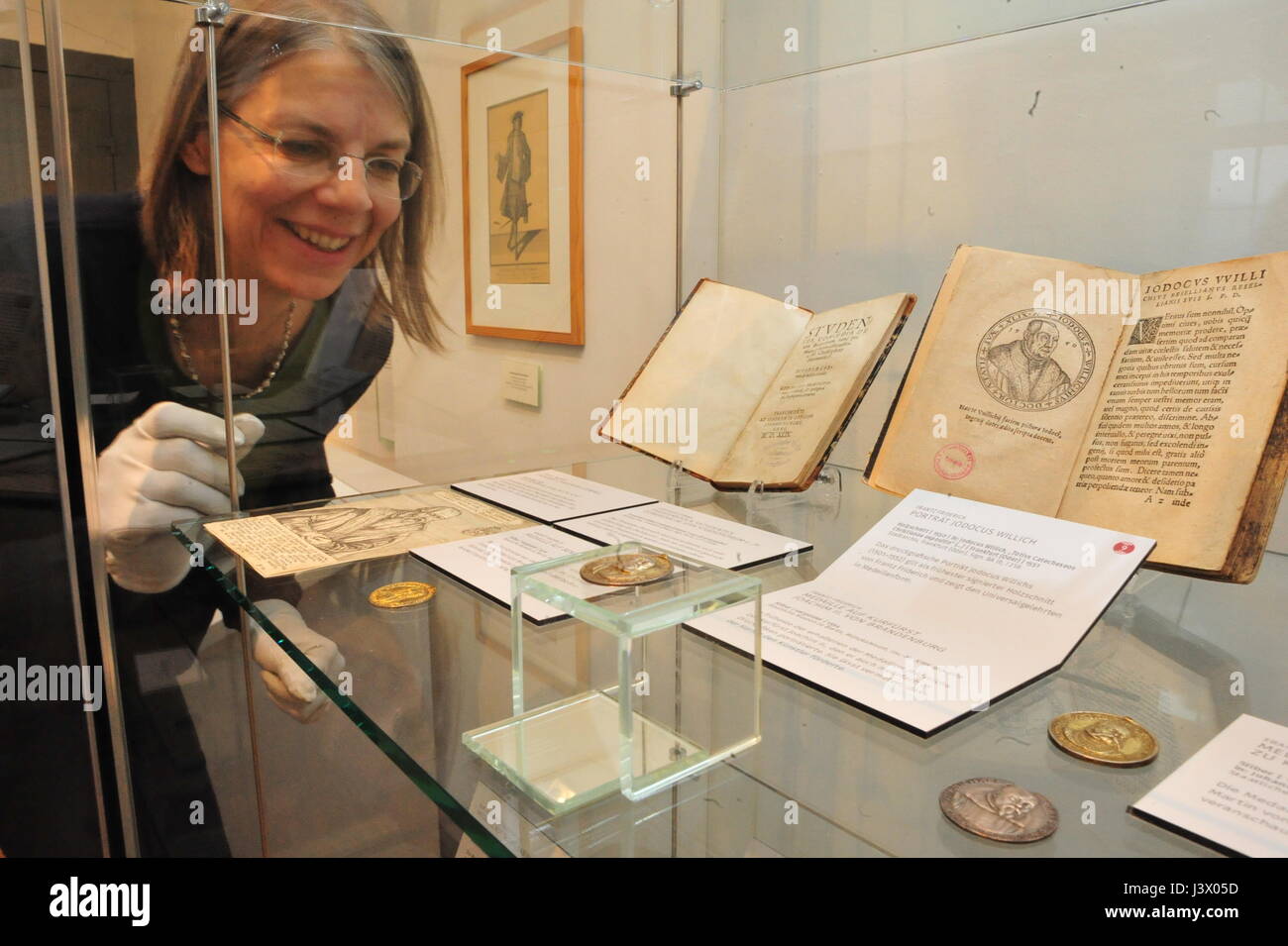 Museum artifacts curator hi-res stock photography and images - Alamy