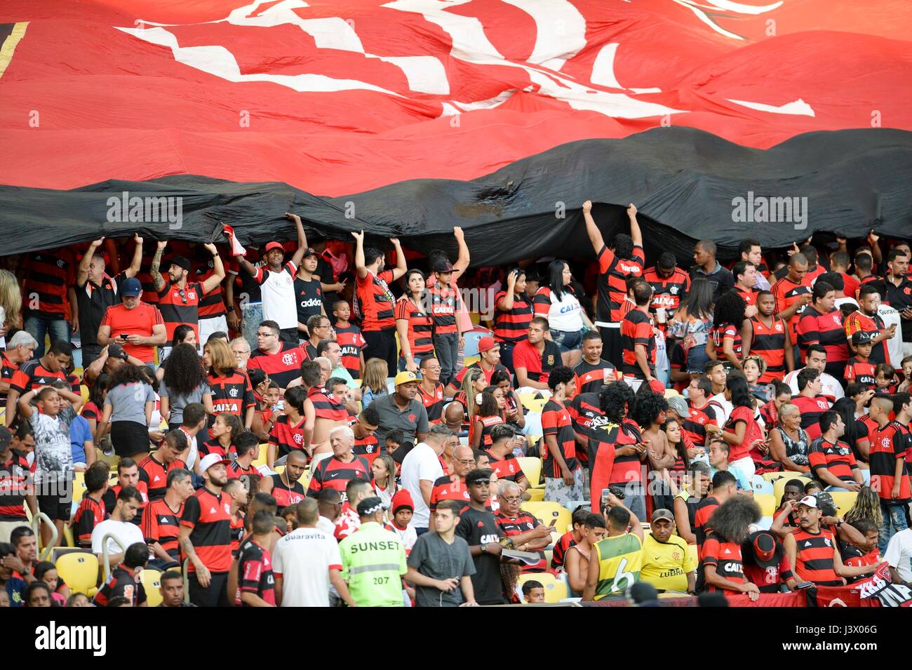 Rio De Janeiro, Brazil. 07th May, 2017. Flamengo vs Fluminense fans ...