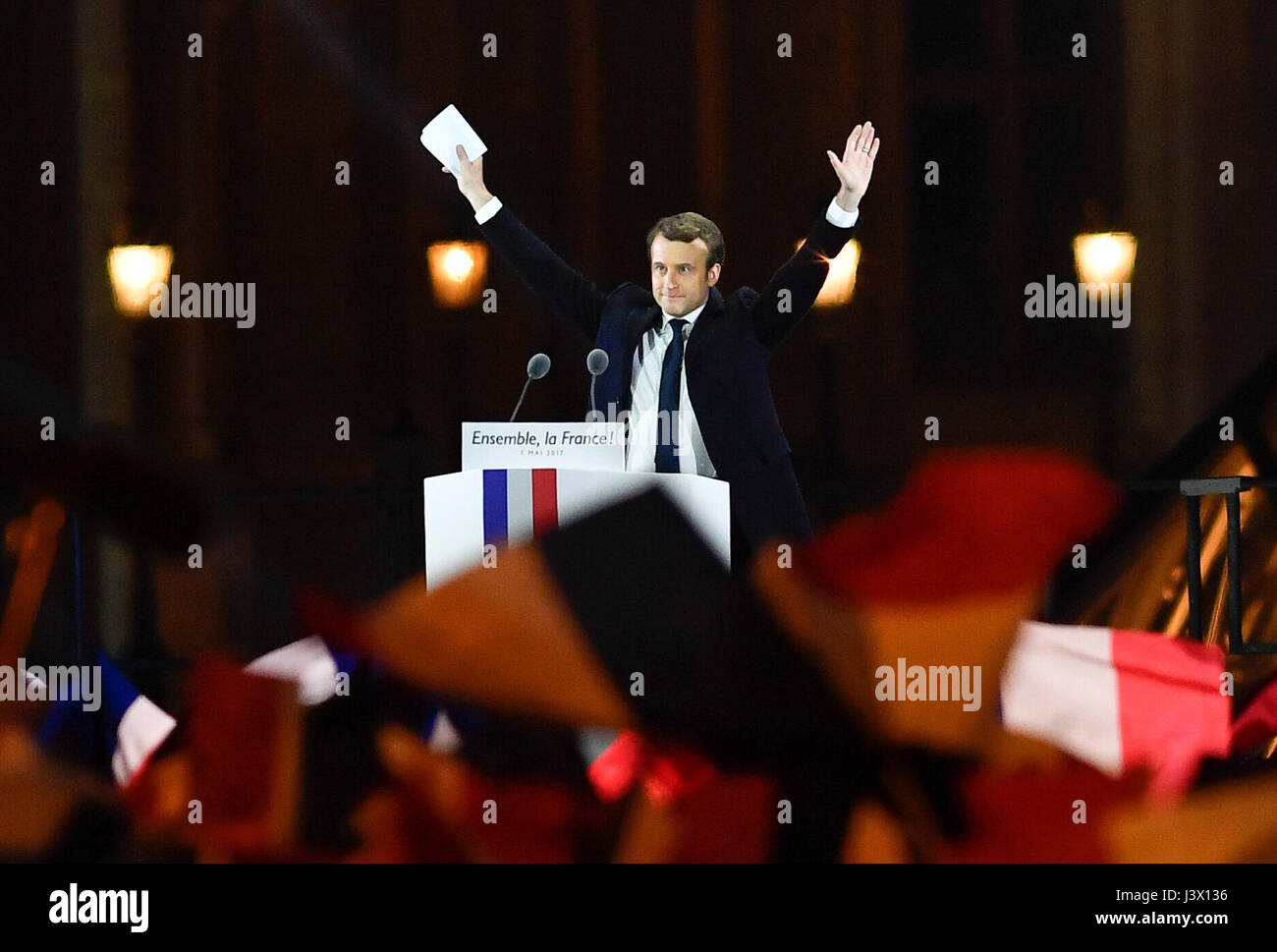 Paris, France. 7th May, 2017. Emmanuel Macron greets supporters in ...