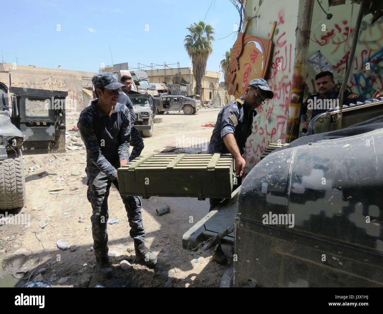 Mosul, Iraq. 8th May, 2017. Members of Iraqi Federal Police carry ...