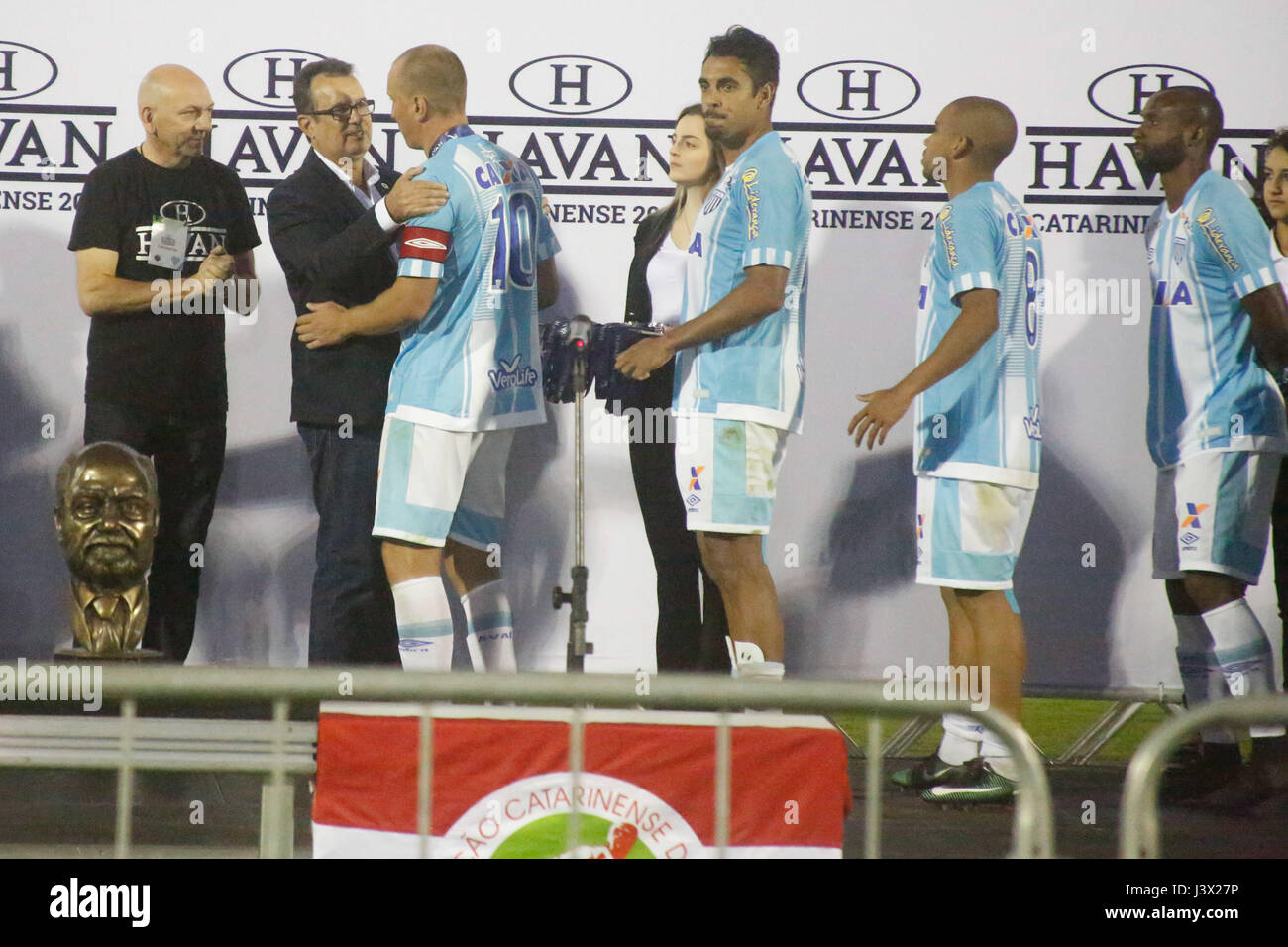 CHAPEC', SC - 07.05.2017: CHAPECOENSE X AVAÍ - victory lap, delivery of cups and medals and ...