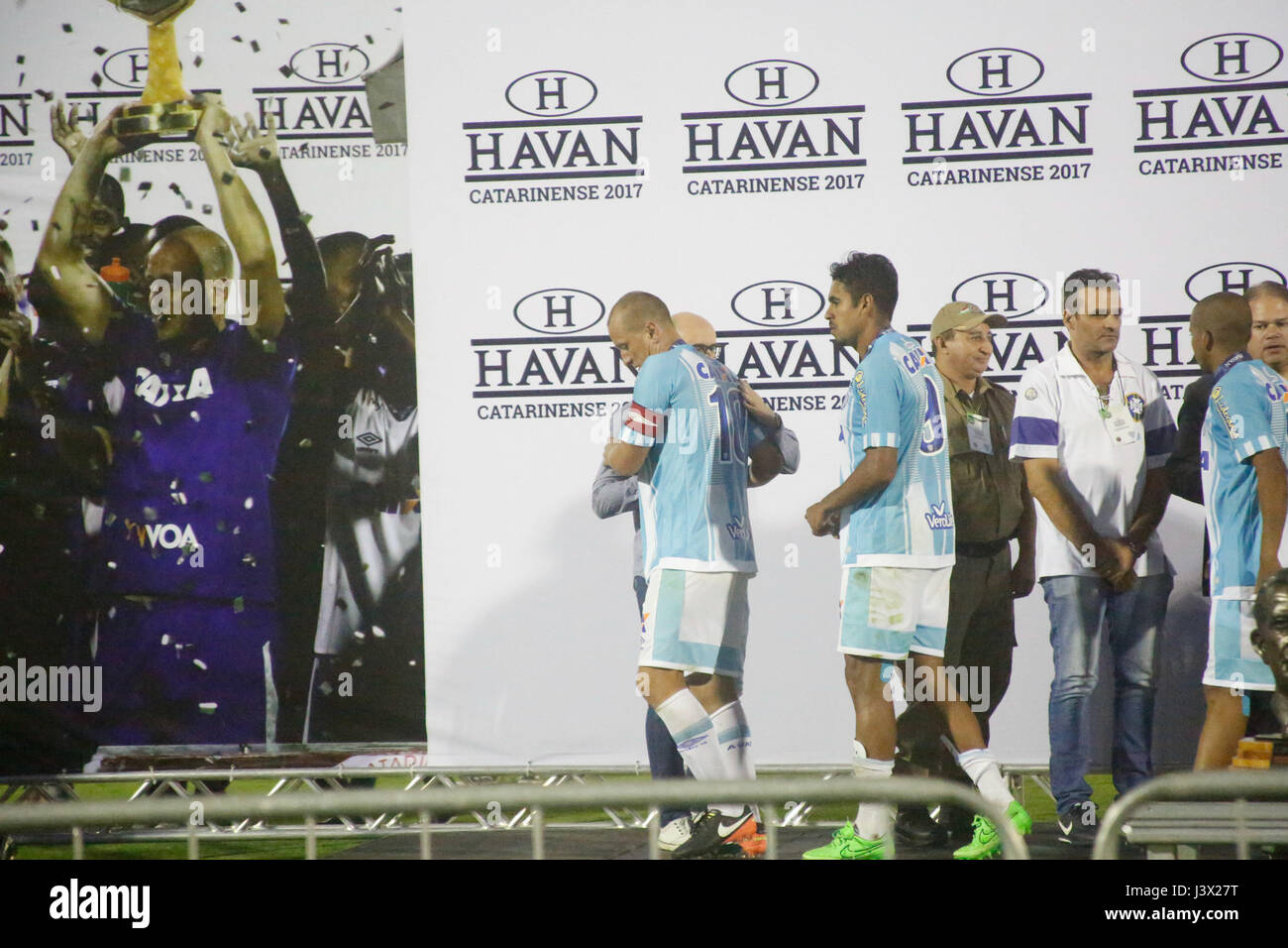 CHAPEC', SC - 07.05.2017: CHAPECOENSE X AVAÍ - victory lap, delivery of cups and medals and ...