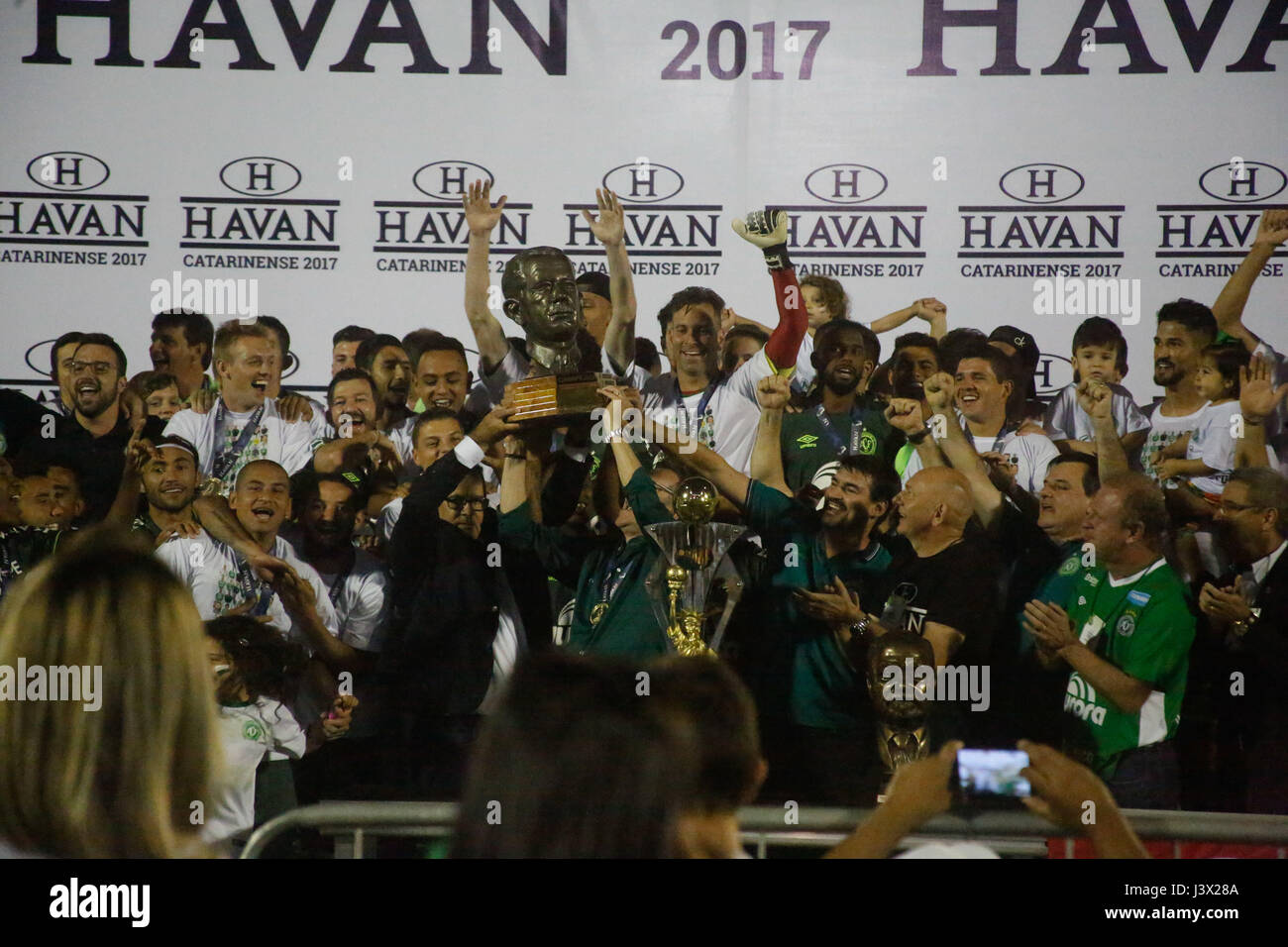 CHAPEC', SC - 07.05.2017: CHAPECOENSE X AVAÍ - Olympic round, delivery of the cups and medals ...
