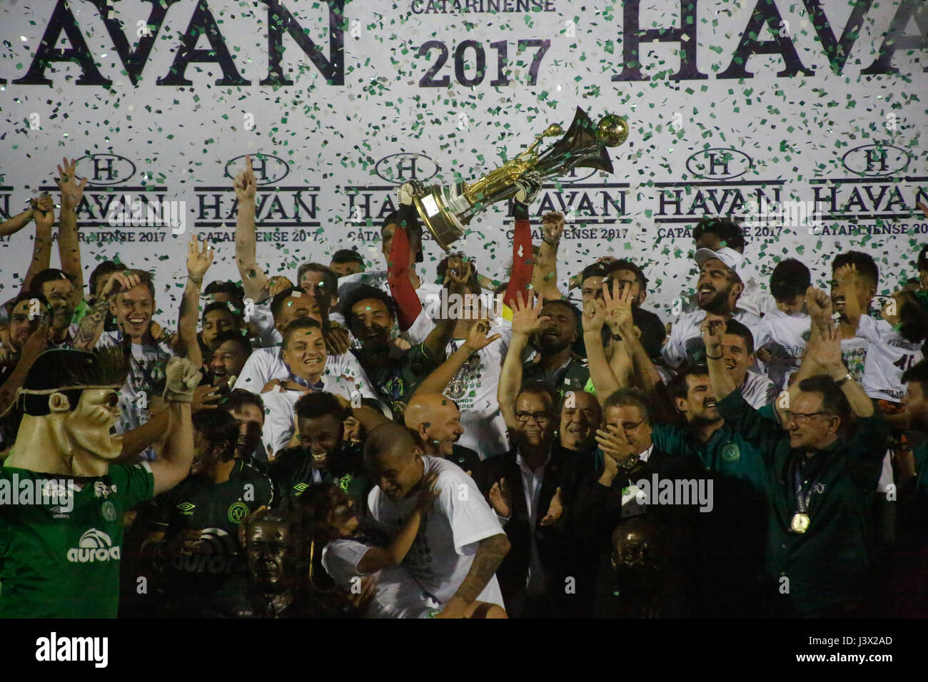 CHAPEC', SC - 07.05.2017: CHAPECOENSE X AVAÍ - victory lap, delivery of cups and medals and ...