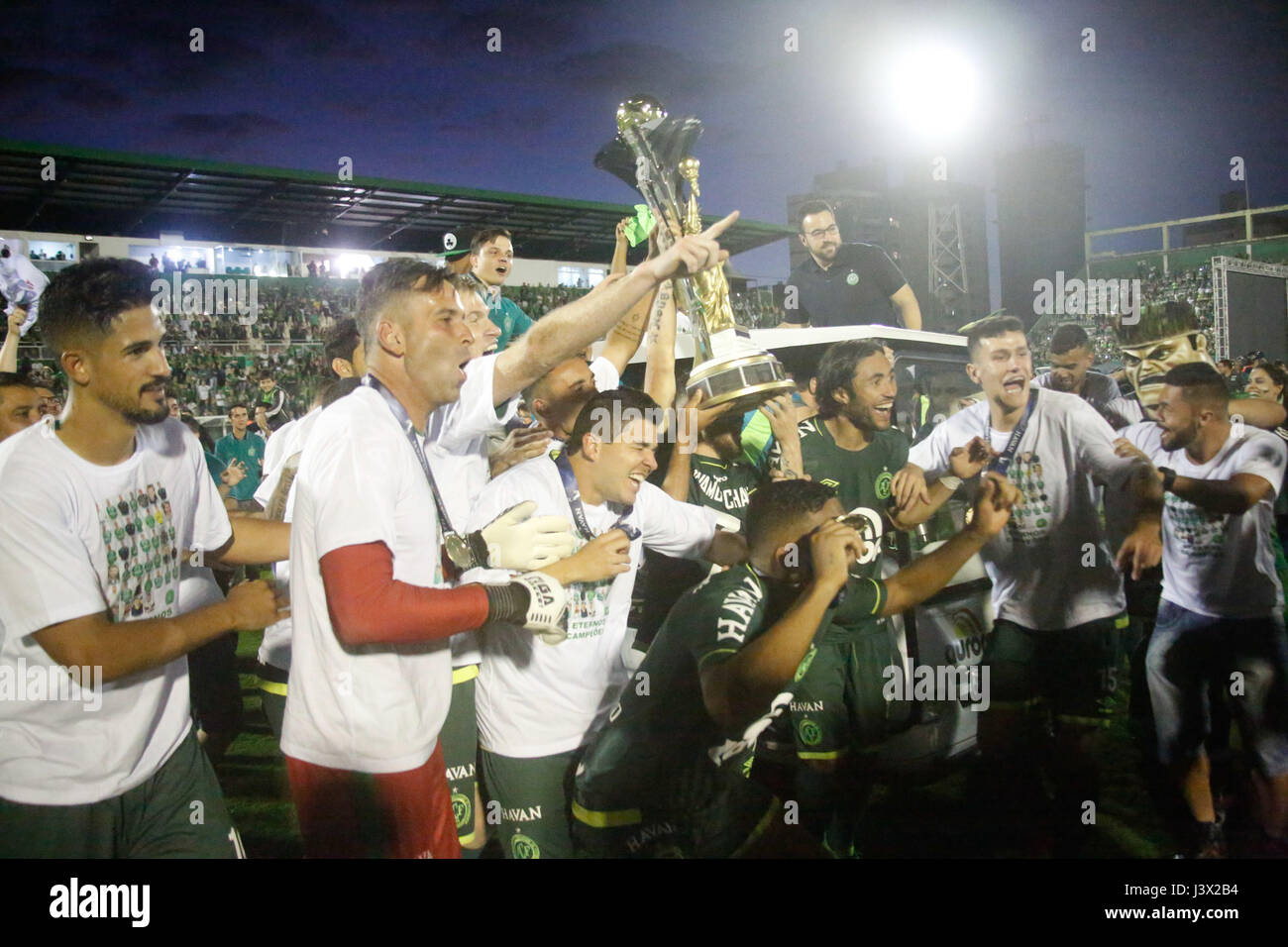 CHAPEC', SC - 07.05.2017: CHAPECOENSE X AVAÍ - victory lap, delivery of cups and medals and ...