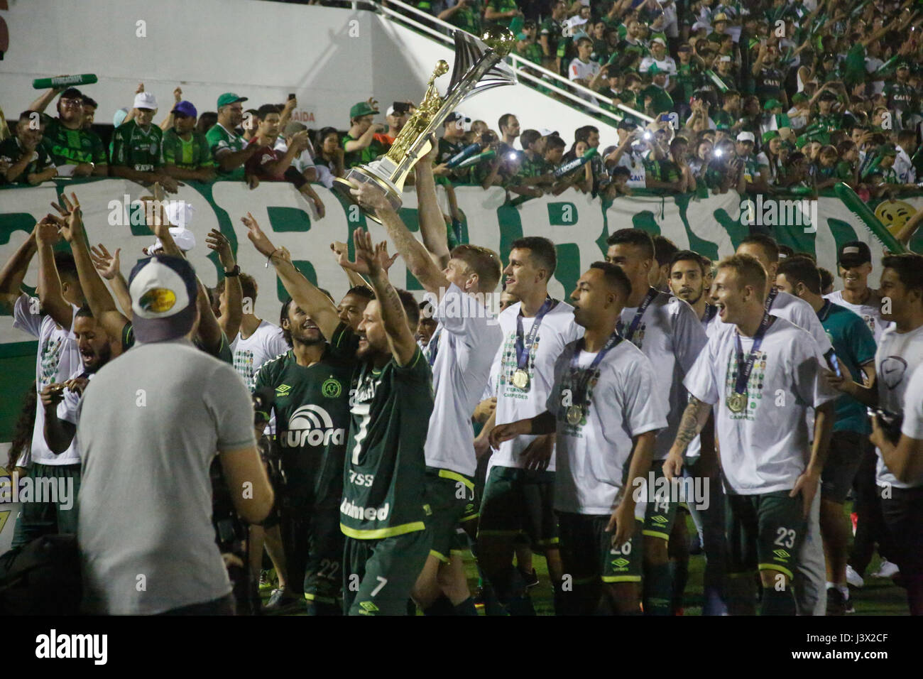 CHAPEC', SC - 07.05.2017: CHAPECOENSE X AVAÍ - Olympic round, delivery of the cups and medals ...