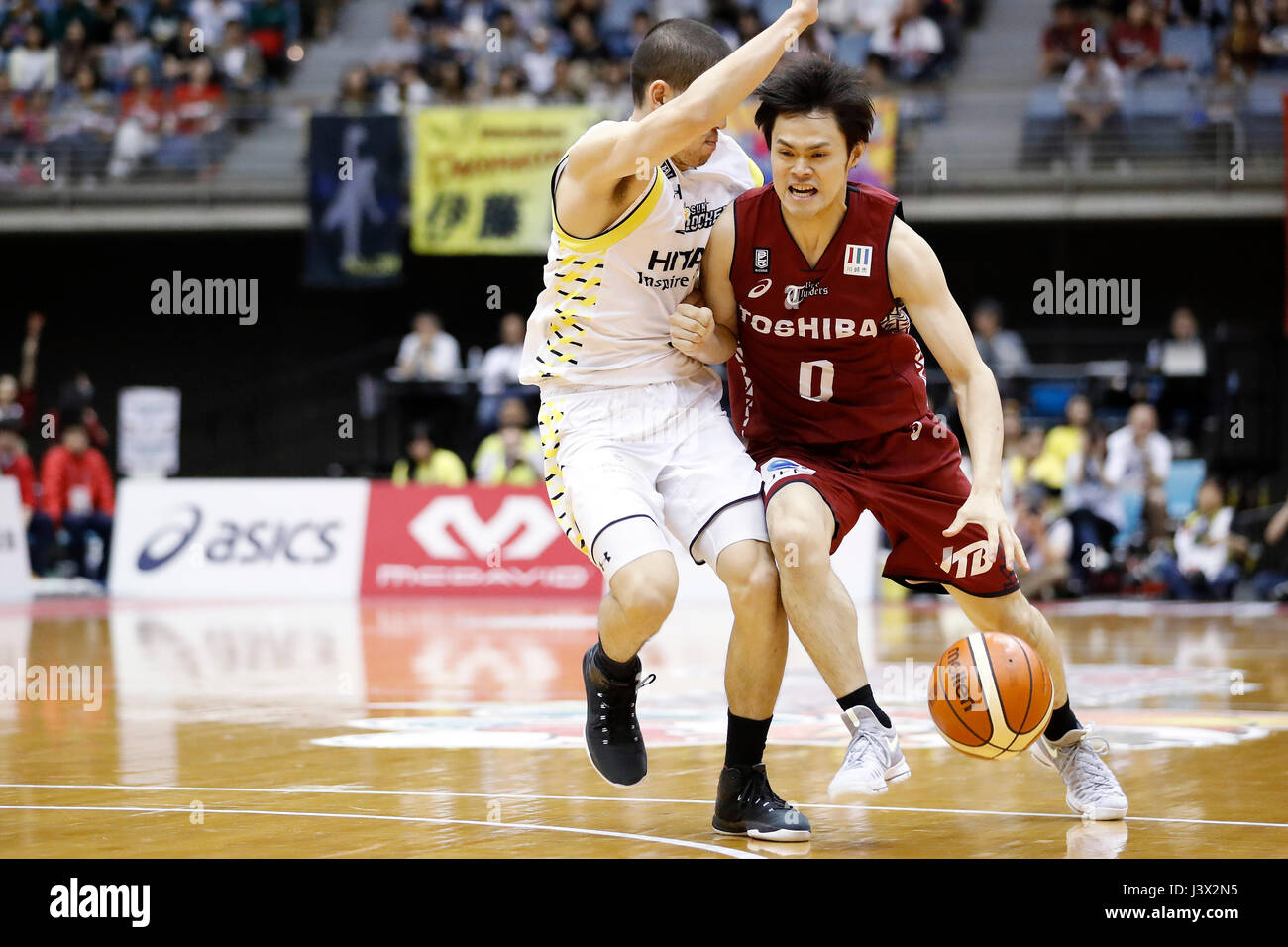 Kanagawa, Japan. 6th May, 2017. (L-R) Leo Vendrame (Sunrockers), Yuma ...