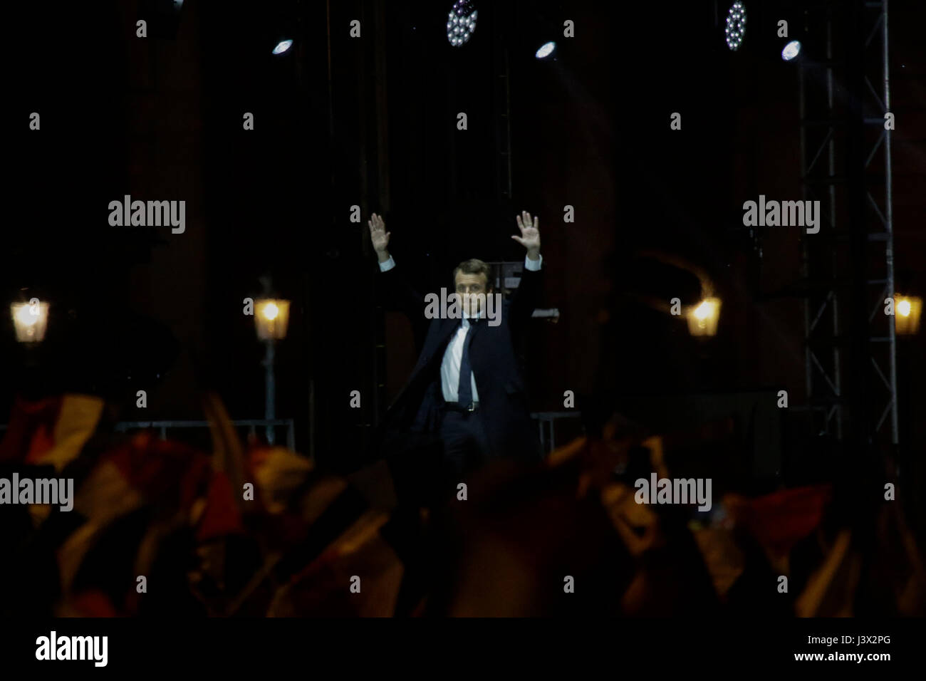 Paris, France. 7th May, 2017. Emmanuel Macron waves at the crowd as he ...