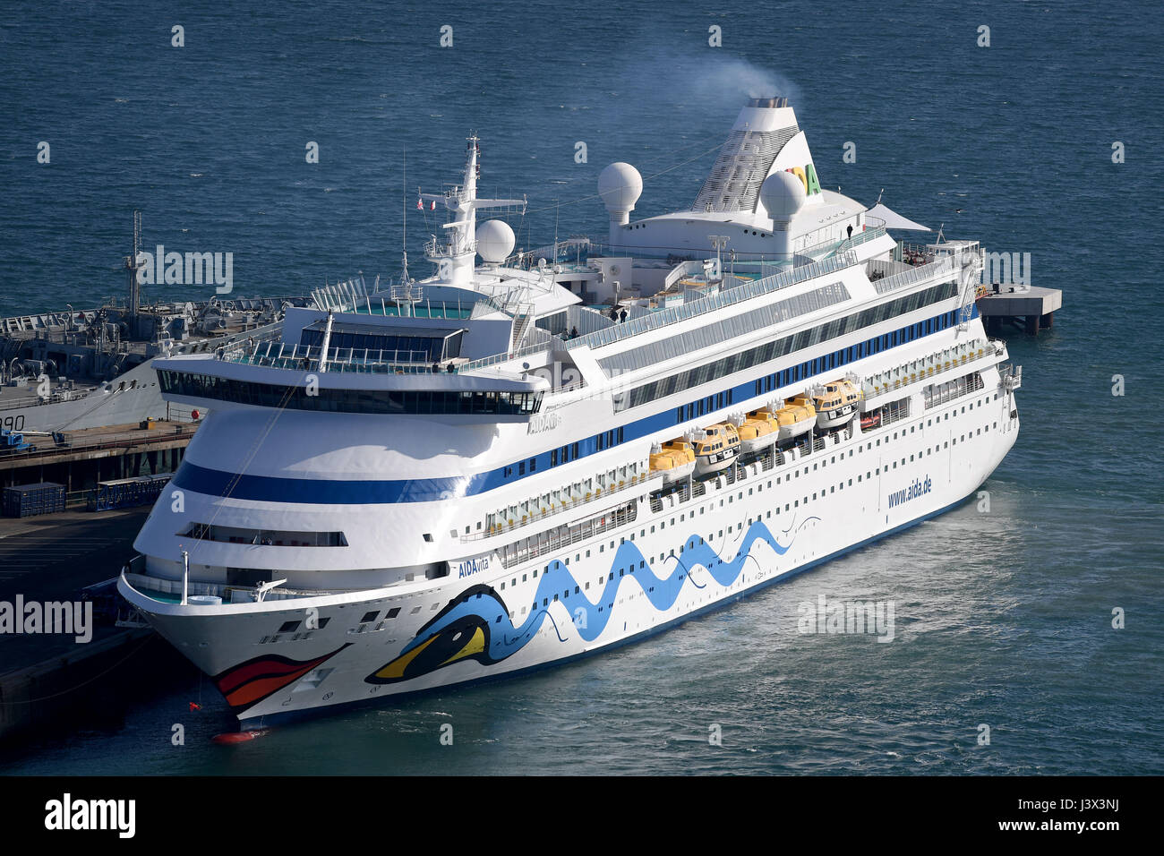 Large ship docked in portland hi-res stock photography and images - Alamy