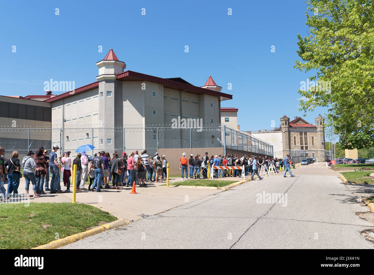 Fort Madison, Iowa, USA. 7th May, 2017. More than 5000 visitors waited ...