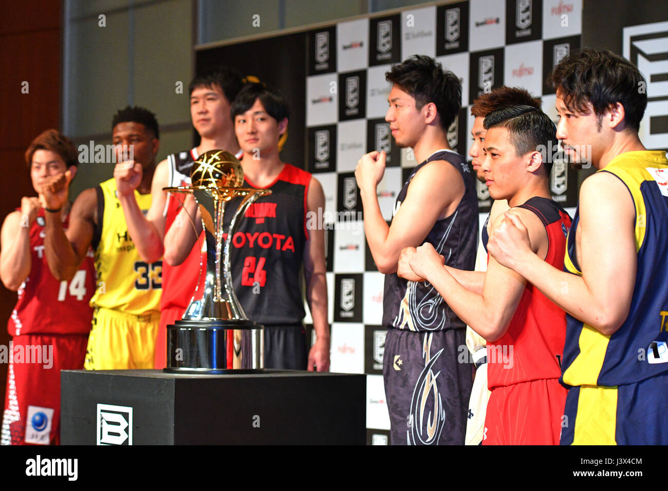 Tokyo, Japan. 8th May, 2017. (L-R) Naoto Tsuji (Brave Thunders), Ira ...