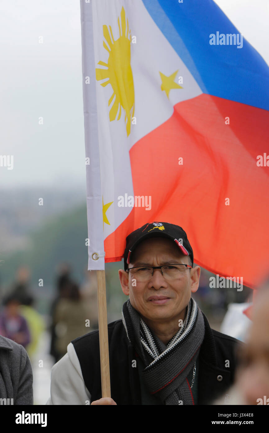 Paris, France. 8th May 2017. A protester holds a Filipino flag ...