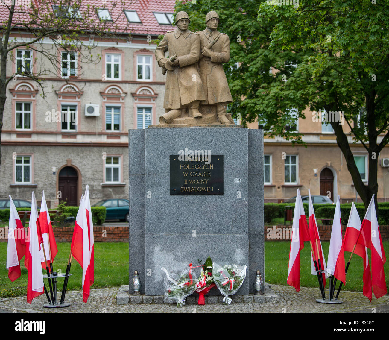 Slubice, Poland. 8th May, 2017. A memorial and Polish flags in Heroes ...