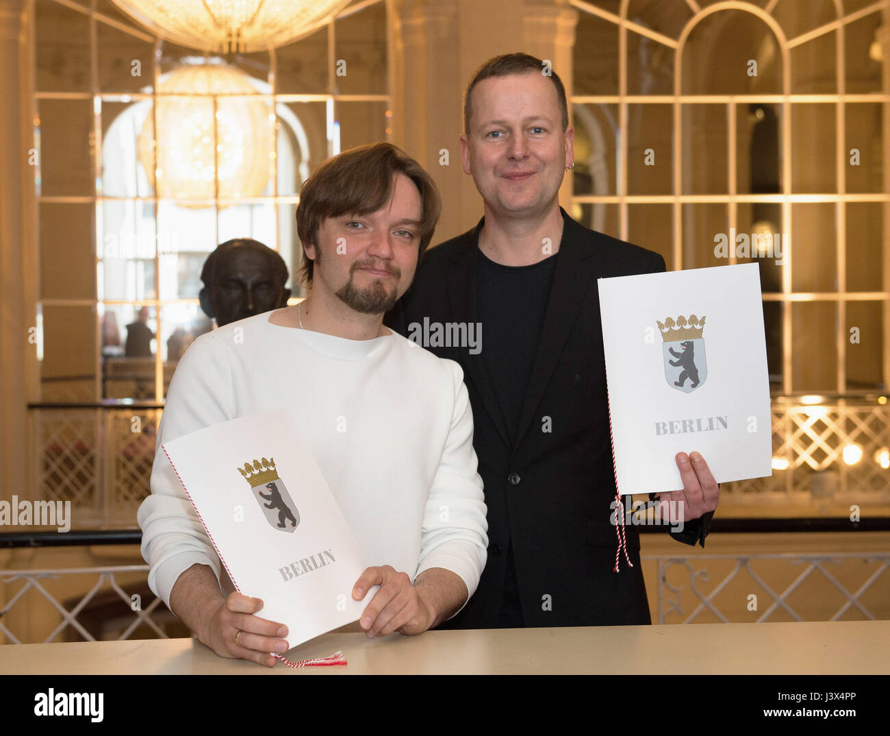 Berlin, Germany. 8th May, 2017. Latvian conductor Ainars Rubikis (L ...