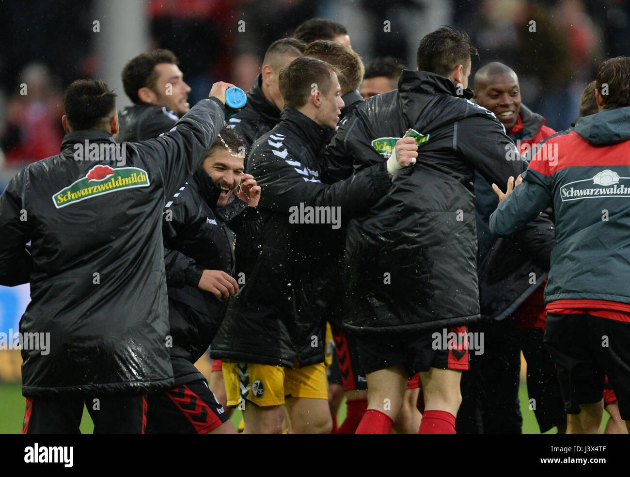 Freiburg, Germany. 7th May, 2017. The Freiburg team celebrates its 2:0 ...