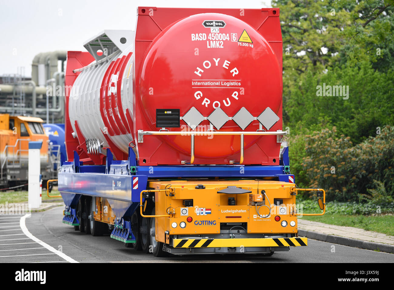 Ludwigshafen, Germany. 8th May, 2017. A fully automated, self-driving ...