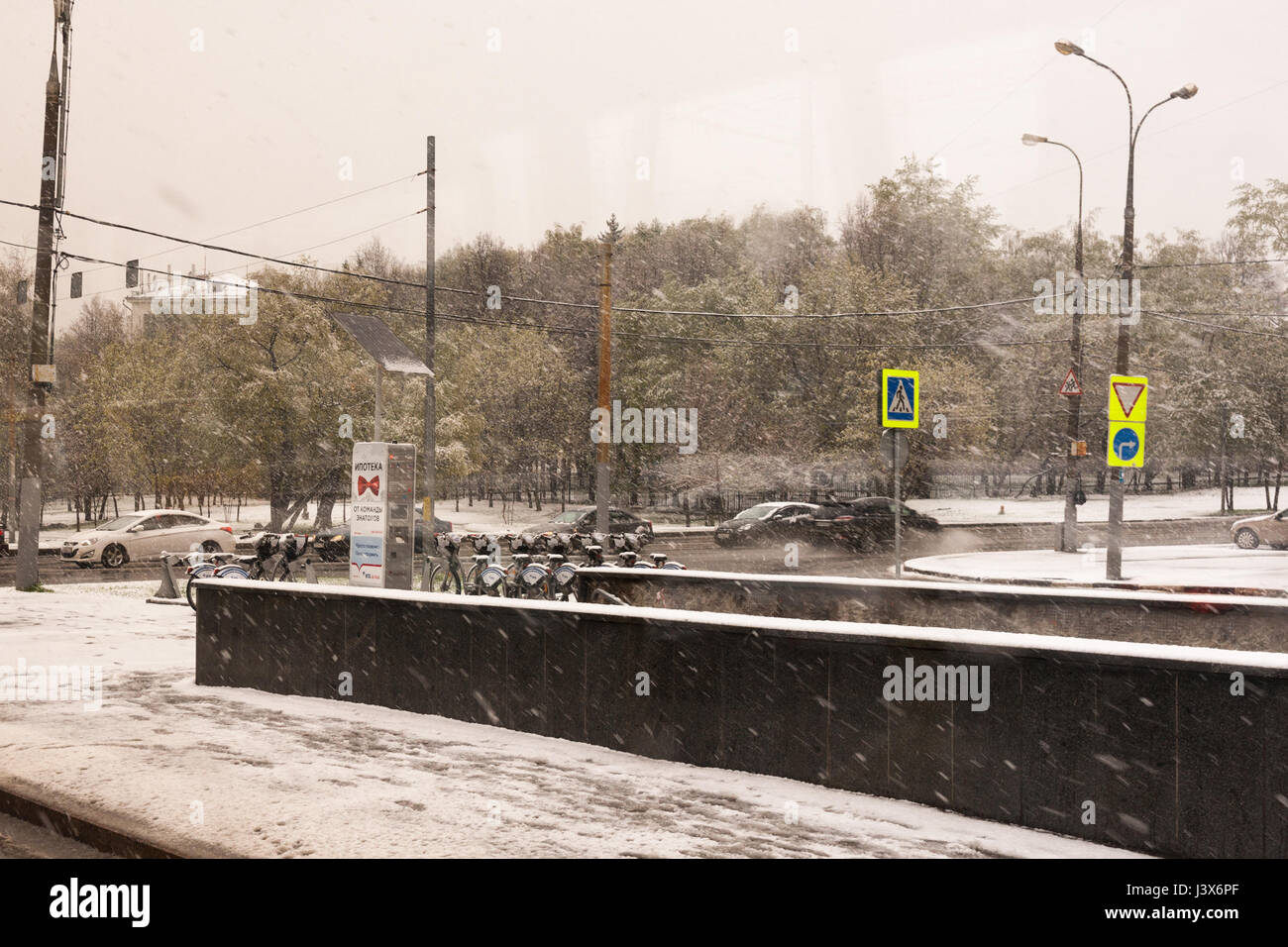 Moscow, Russia. 8th May, 2017. Russian weather, Moscow, Snow. Monday ...