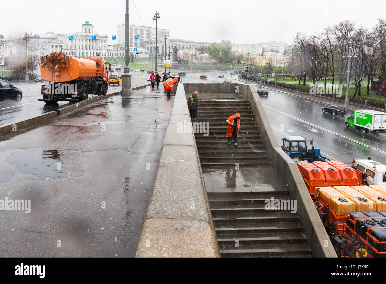 Moscow, Russia. 8th May, 2017. Russian weather, Moscow, Snow. Monday ...