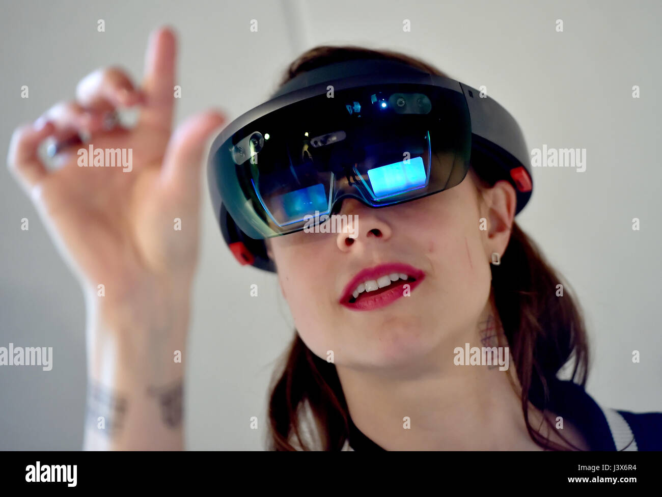 Microsoft hololens hi-res stock photography and images - Alamy