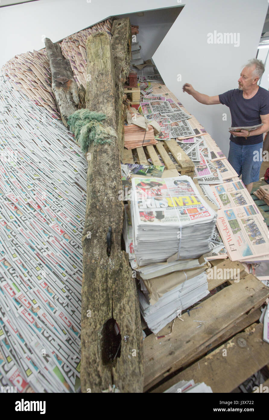 London, UK. 8th May, 2017. Scottish artist David Mach putting the final ...